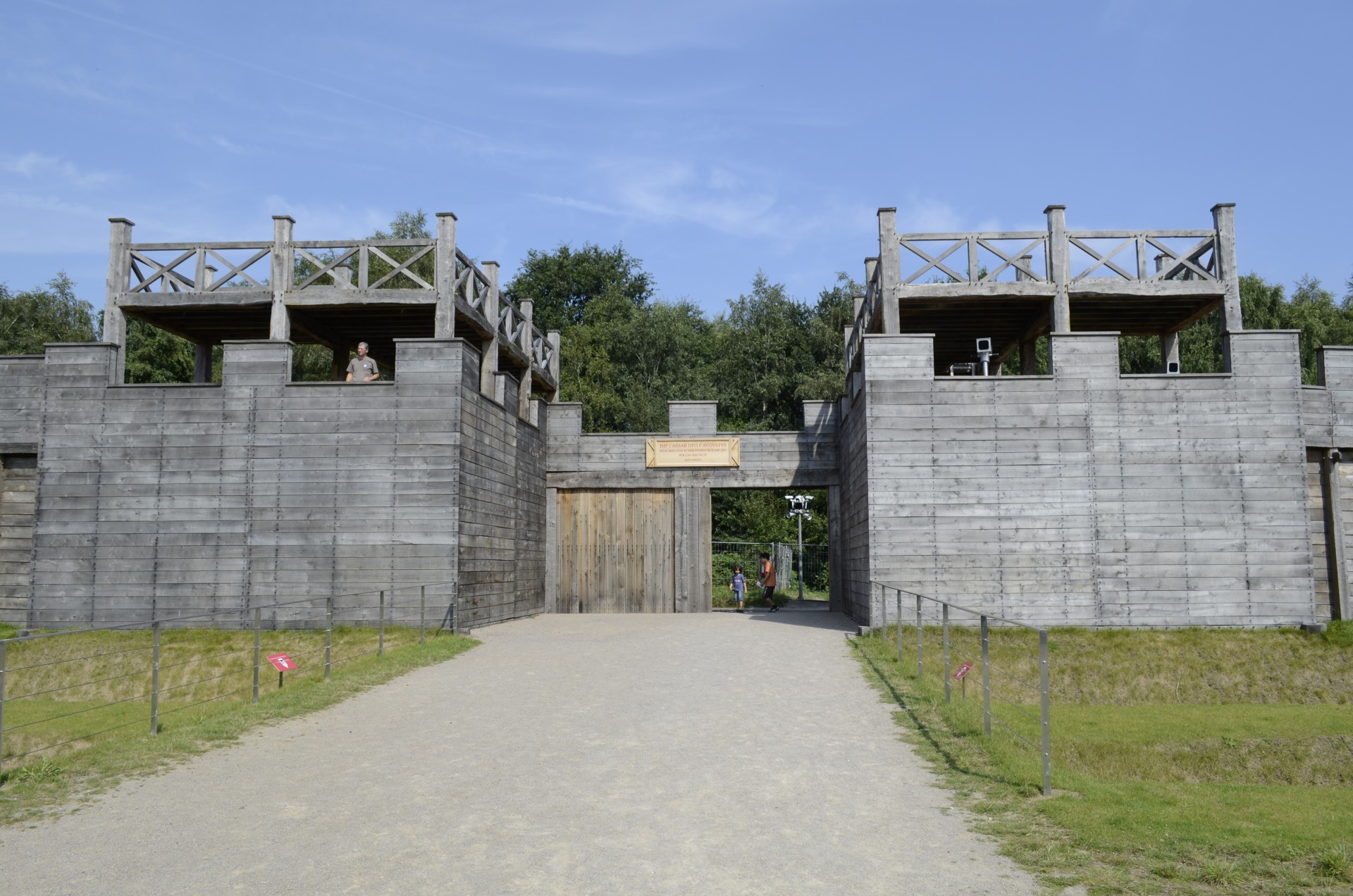 Roman Reconstructions — – II – The earth and timber rampart and gate of ...